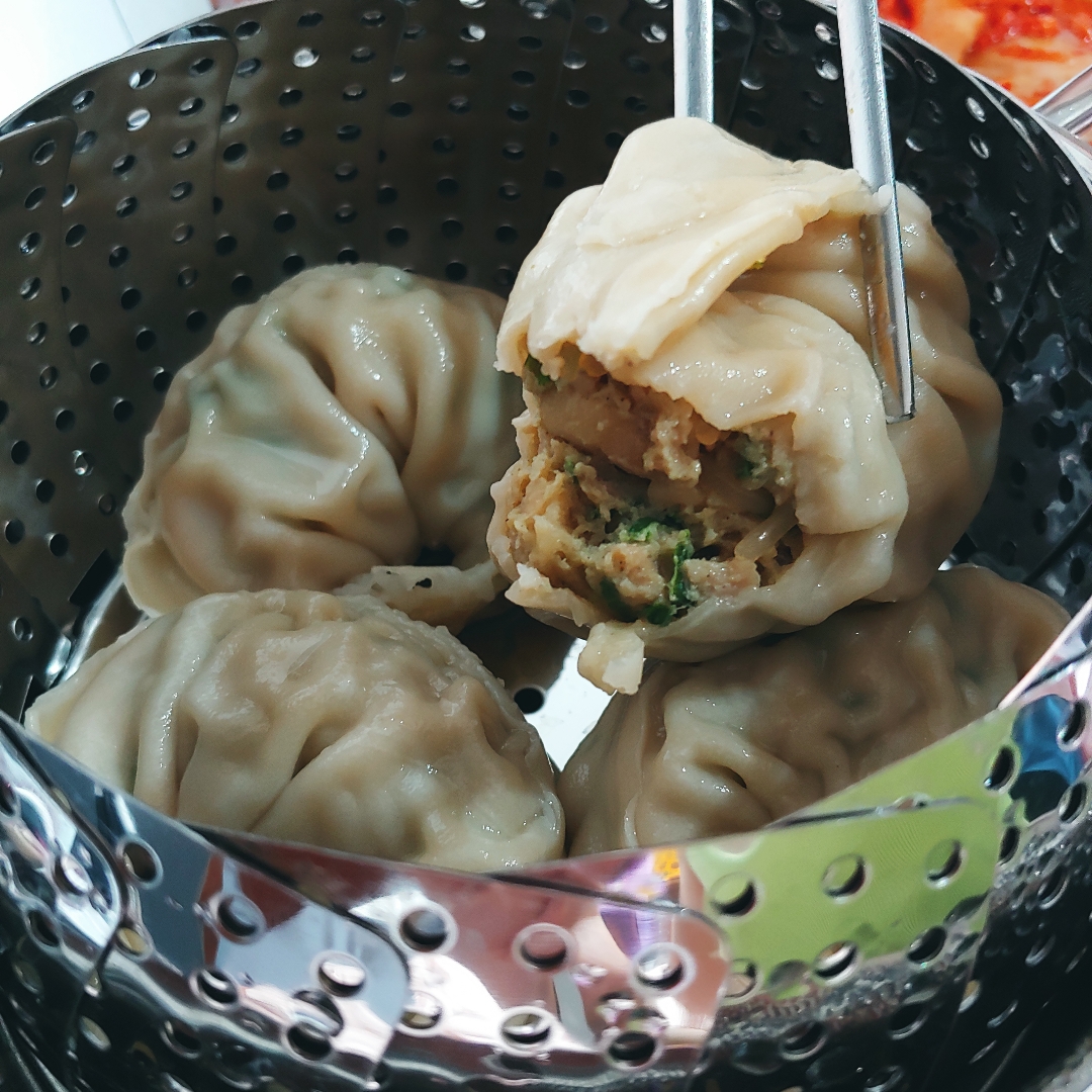 국산 돼지고기와 우리밀로 만든 고기 왕만두 490g | 배민스토어